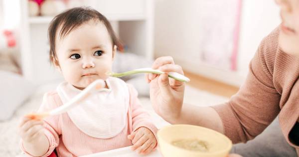 Your by-month guide to feeding baby [Infographic]